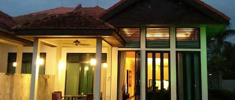 Villa de Luxo, 2 quartos, piscina privativa, em frente à praia | Fachada do alojamento (tarde/noite)