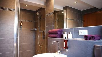 Um polibã, artigos de higiene pessoal grátis, um secador de cabelo