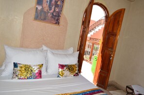 1 quarto, com decoração personalizada, com mobília individualizada 