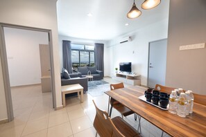 Apartamento Deluxe, 3 quartos | Refeições no quarto