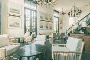 Área de estar no saguão