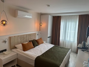 Frigobar, escrivaninha, quartos à prova de som
