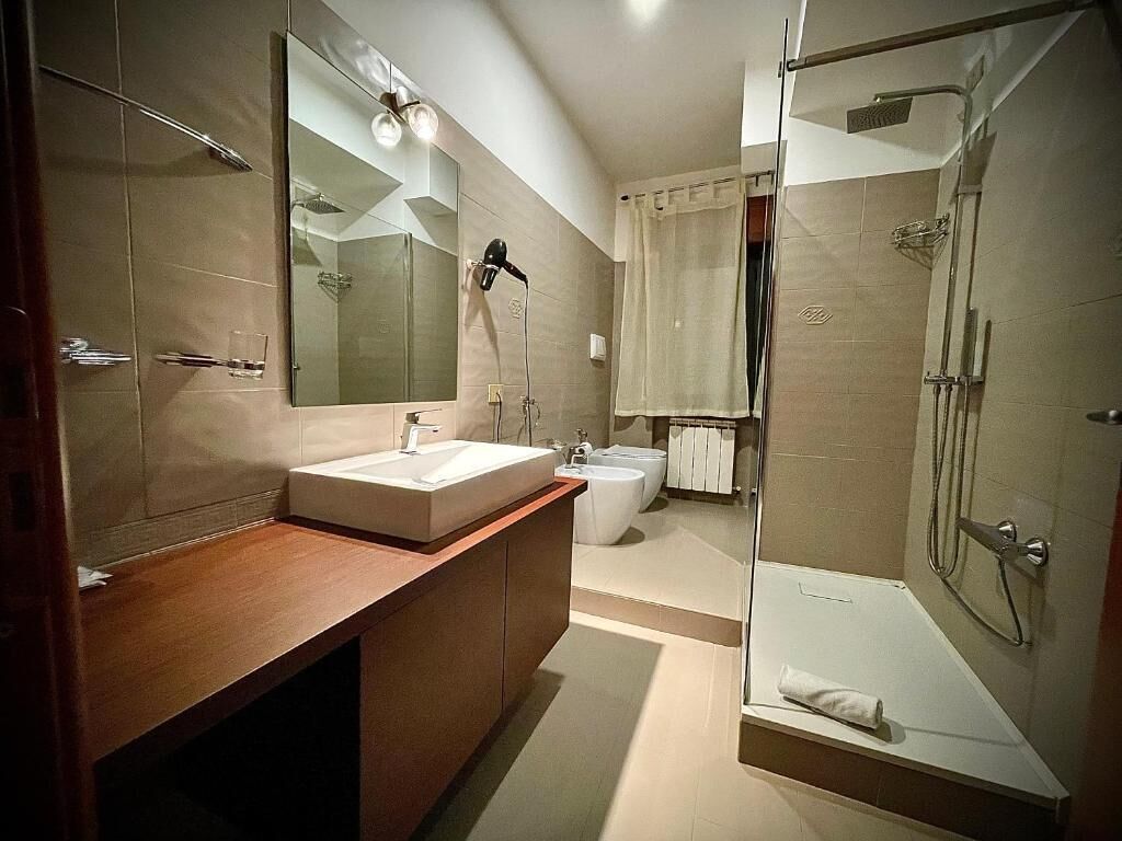 Chuveiro, ducha de hidromassagem, produtos de toalete grátis 