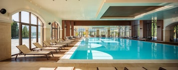 2 piscinas internas, funciona das 9h às 21h, guarda-sóis