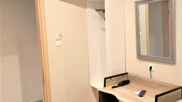 Quarto Individual Básico, casa de banho privativa | Secretária, quartos insonorizados, Wi-fi grátis