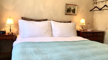 Quarto casal clássico, 1 cama Queen | Roupas de cama premium, edredons de pluma, cofres nos quartos