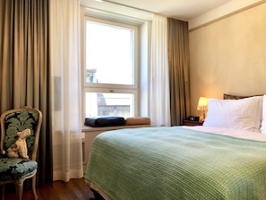 Quarto Clássico com Cama de Casal, 1 cama queen-size | Roupa de alta qualidade, edredões de penas, cofre no quarto