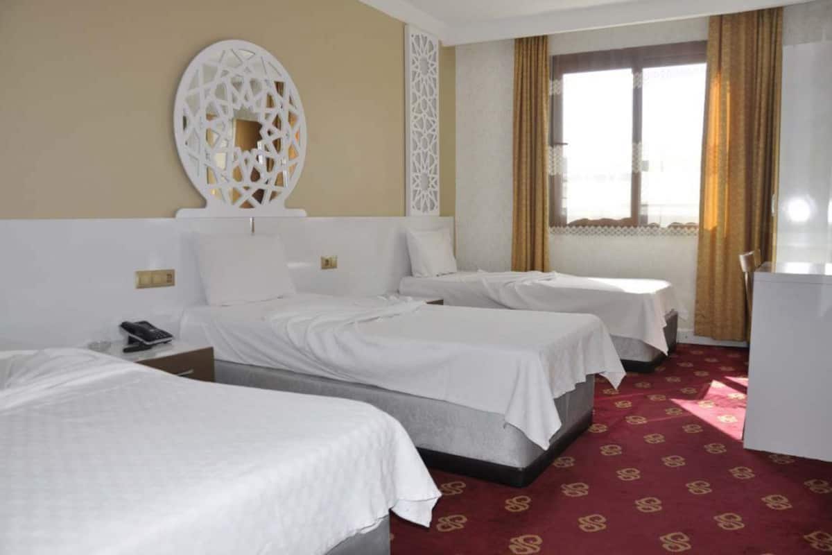 Quarto triplo standard | Escrivaninha, camas extras/dobráveis, Wi-Fi de cortesia