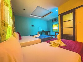 Quarto triplo família | Wi-Fi de cortesia, roupa de cama