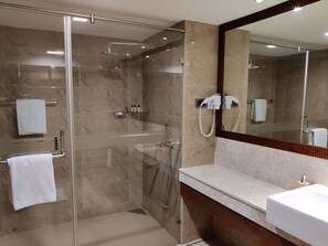 Quarto club, vista para a cidade (Including Free wifi) | Banheiro | Chuveiro, produtos de toalete grátis, chinelos, toalhas de banho