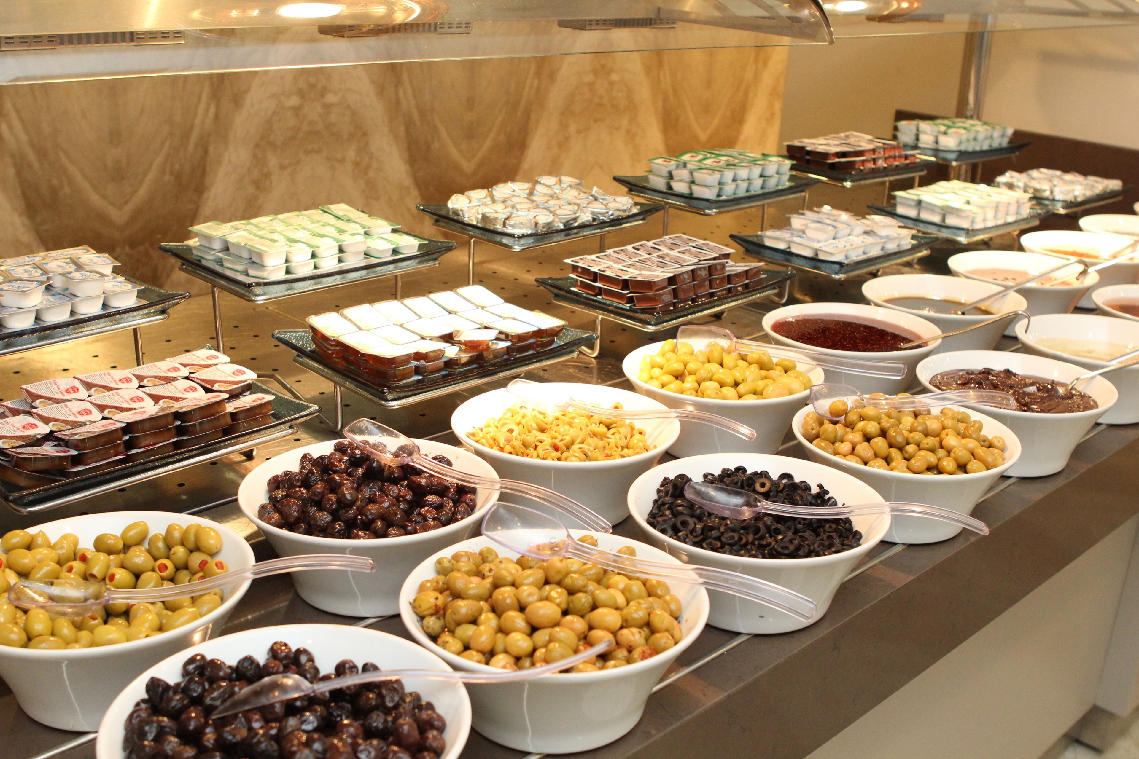 Pequeno-almoço tipo buffet diário (7 EUR por pessoa) 