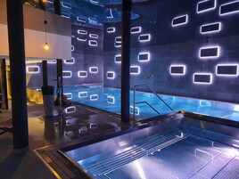 Piscina interior, espreguiçadeiras 