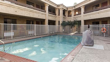 Piscina externa, espreguiçadeiras