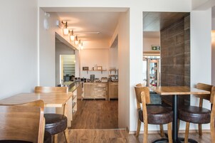 Café da manhã com buffet todos os dias (EUR 15 por pessoa) 