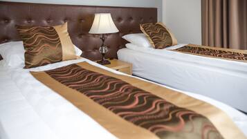 Minibar, cofre no quarto, secretária, quartos insonorizados