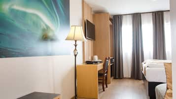 Triple Room - Self Check-in | Minibar, cofre no quarto, secretária, quartos insonorizados