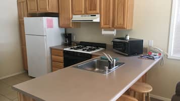 Suite, 2 quartos | Cozinha privada | Um micro-ondas, um forno, uma placa de cozinha, uma cafeteira/bule