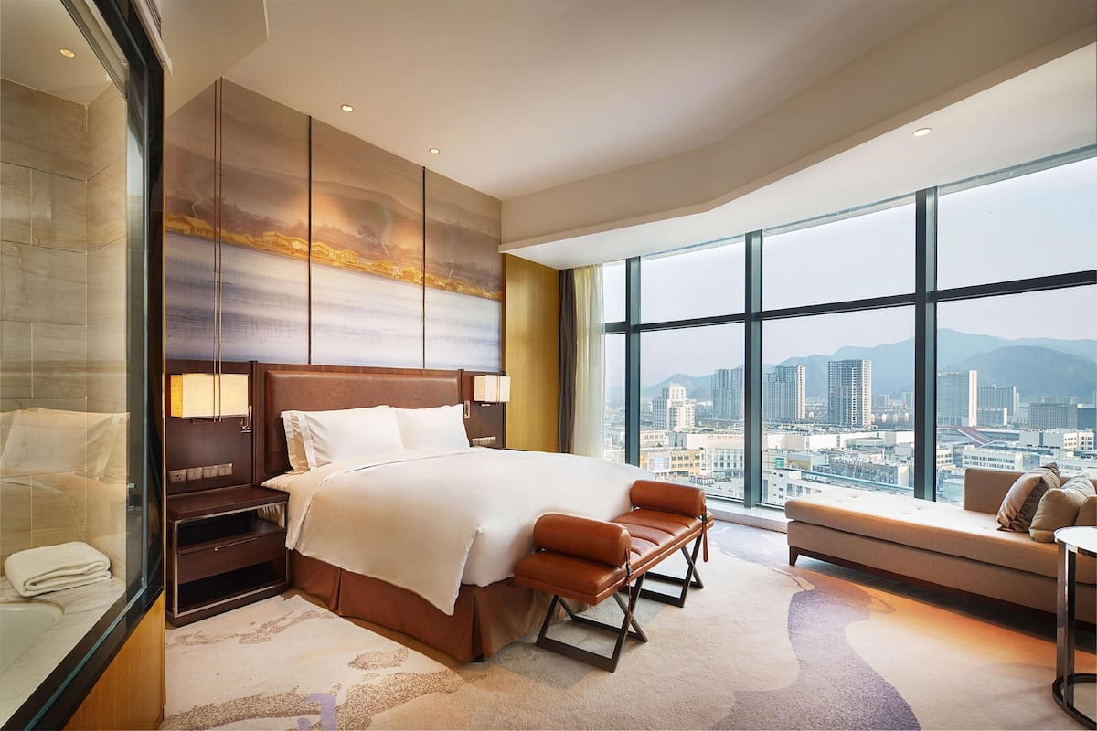 Minibar, cofre no quarto, secretária, quartos insonorizados 