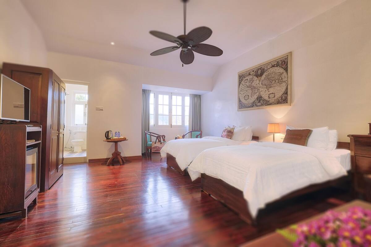 Quarto casal ou duplo luxo, vista para o jardim | 1 quarto, cofres nos quartos, escrivaninha, cortinas blackout