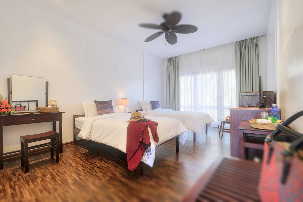Quarto casal ou duplo clássico, vista para o jardim | 1 quarto, cofres nos quartos, escrivaninha, cortinas blackout