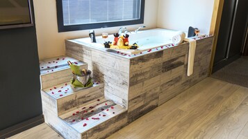 Frigobar, cofres nos quartos, escrivaninha, quartos à prova de som