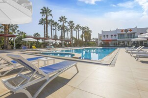 Piscina externa sazonal, guarda-sóis, espreguiçadeiras