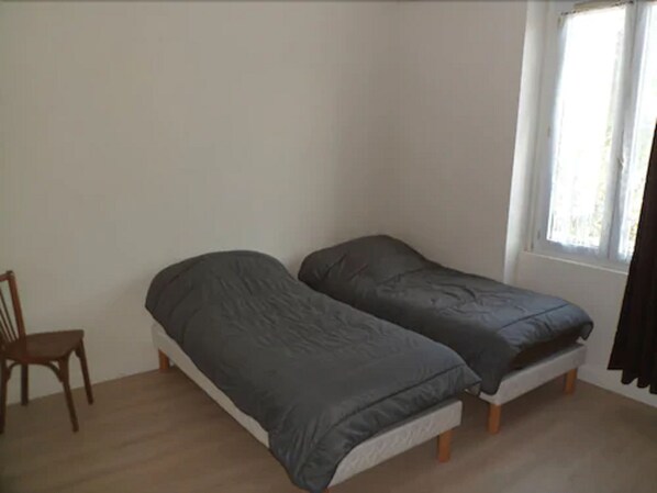 Quarto duplo | Escrivaninha, ferros/tábuas de passar roupa, Wi-Fi de cortesia