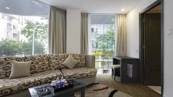 Suite Royal, Vista para a cidade (Rooftop Pool) | Sala de estar | Televisor de ecrã plano de 32 polegadas com canais por cabo, televisor