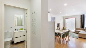 Apartamento, 2 quartos | Banheiro | Chuveiro, secador de cabelo, toalhas de banho, sabonete