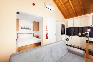 Estúdio | Kitchenette privada | Um frigorífico/congelador grande, um micro-ondas, um forno 