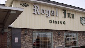 O Royal Inn, um restaurante com fachada de pedra e grandes janelas.