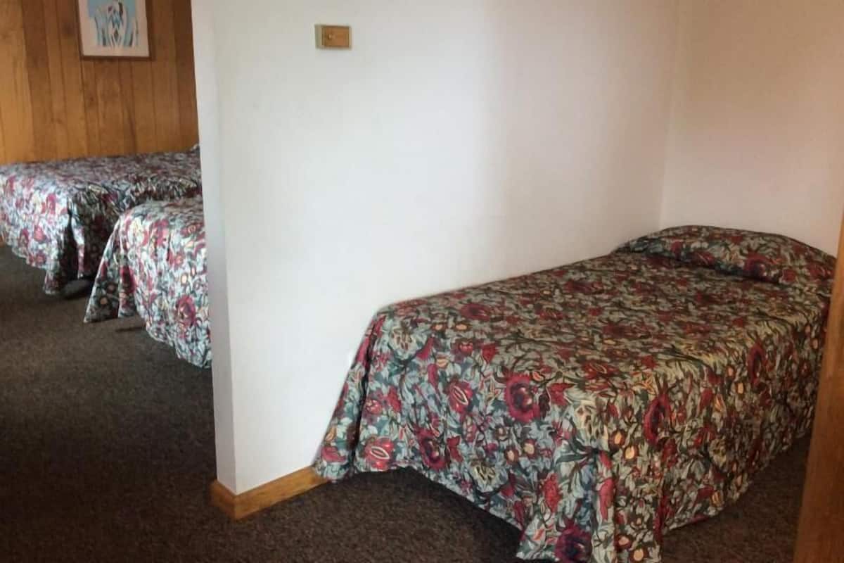 Quarto Standard, não fumadores | Secretária, camas desdobráveis, Wi-fi grátis, roupa de cama fornecida