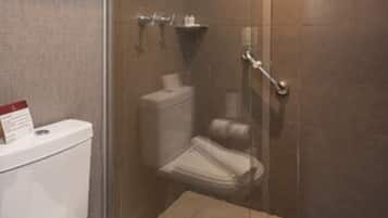 Um banheiro moderno com box de vidro, vaso sanitário e pia.