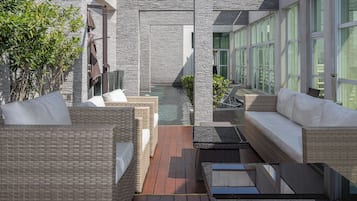 Piscina externa, espreguiçadeiras