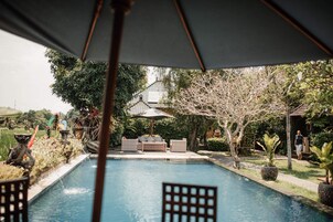 Piscina exterior, toldos gratuitos, guarda-sóis 