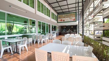 Pequenos-almoços, almoços, jantares servidos, cozinha tailandesa