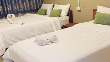 Standard Triple Room, Air Conditioned | Secretária, Wi-fi grátis