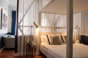 Estúdio | Minibar, cofre no quarto, com decoração personalizada, secretária 