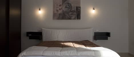 Quarto casal conforto, no jardim | Roupas de cama premium, frigobar, escrivaninha