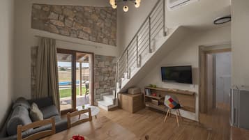 Villa Familiar, 2 quartos, piscina privativa, vista para a piscina | Sala de estar | Televisor de ecrã plano de 43 polegadas com canais via satélite