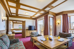 Suíte superior, 1 quarto | 1 quarto, roupas de cama premium, frigobar, cofres nos quartos