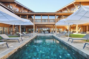 Piscina interna, 6 piscinas externas, guarda-sóis, espreguiçadeiras