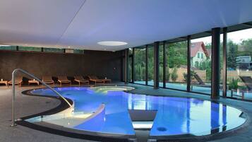 Piscina interior, espreguiçadeiras