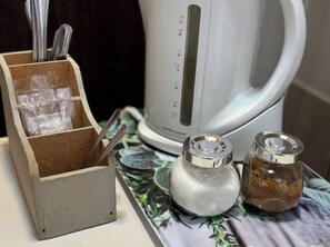 Room 6 | Cozinha privada | Um frigorífico, um micro-ondas, uma chaleira elétrica, uma torradeira 