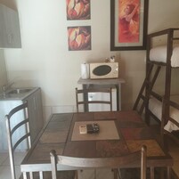 Room 2 | Cozinha privada | Geladeira, micro-ondas, chaleira elétrica, torradeira