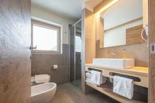 Apartamento, 2 quartos | Banheiro | Chuveiro, chuveiro com efeito de chuva, secador de cabelo, bidê