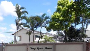 Um edifício com uma placa que diz "Kings Guest House, 36 Kings Avenue".