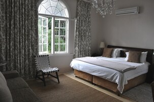 Cofres nos quartos, escrivaninha, Wi-Fi de cortesia, roupa de cama