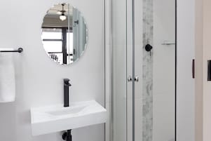 Quarto luxo, sacada, vista parcial para o mar | Banheiro