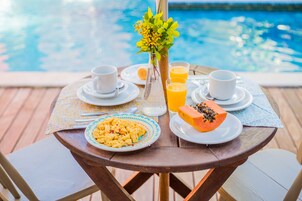 Café da manhã com buffet grátis todos os dias